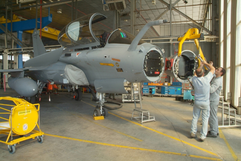 RAFALE : Le radar RBE2 - RAFALE : The omnirole fighter